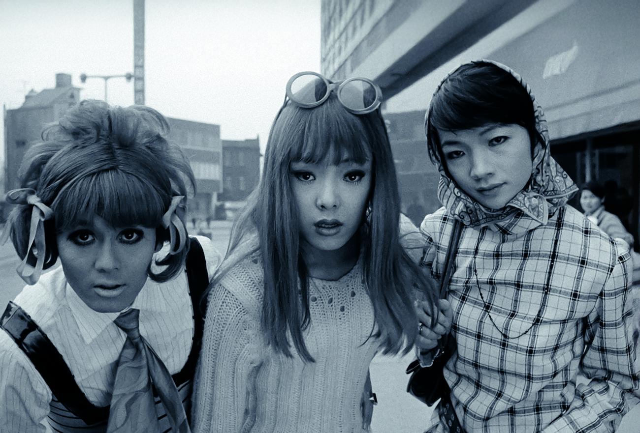 FUNERAL PARADE OF ROSES | De Studio